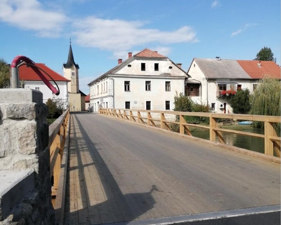 Na južnem lesenem mostu na otok po novem omejitev največje mase 3,5 ...